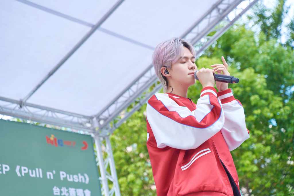 【Sony】兩百萬訂閱Youtuber「黃氏兄弟」瑋瑋-黃挺瑋《Pull n’ Push》台北簽唱會 哥哥哲哲現身力挺 – 一事無成的老編｜華語流行音樂媒體人